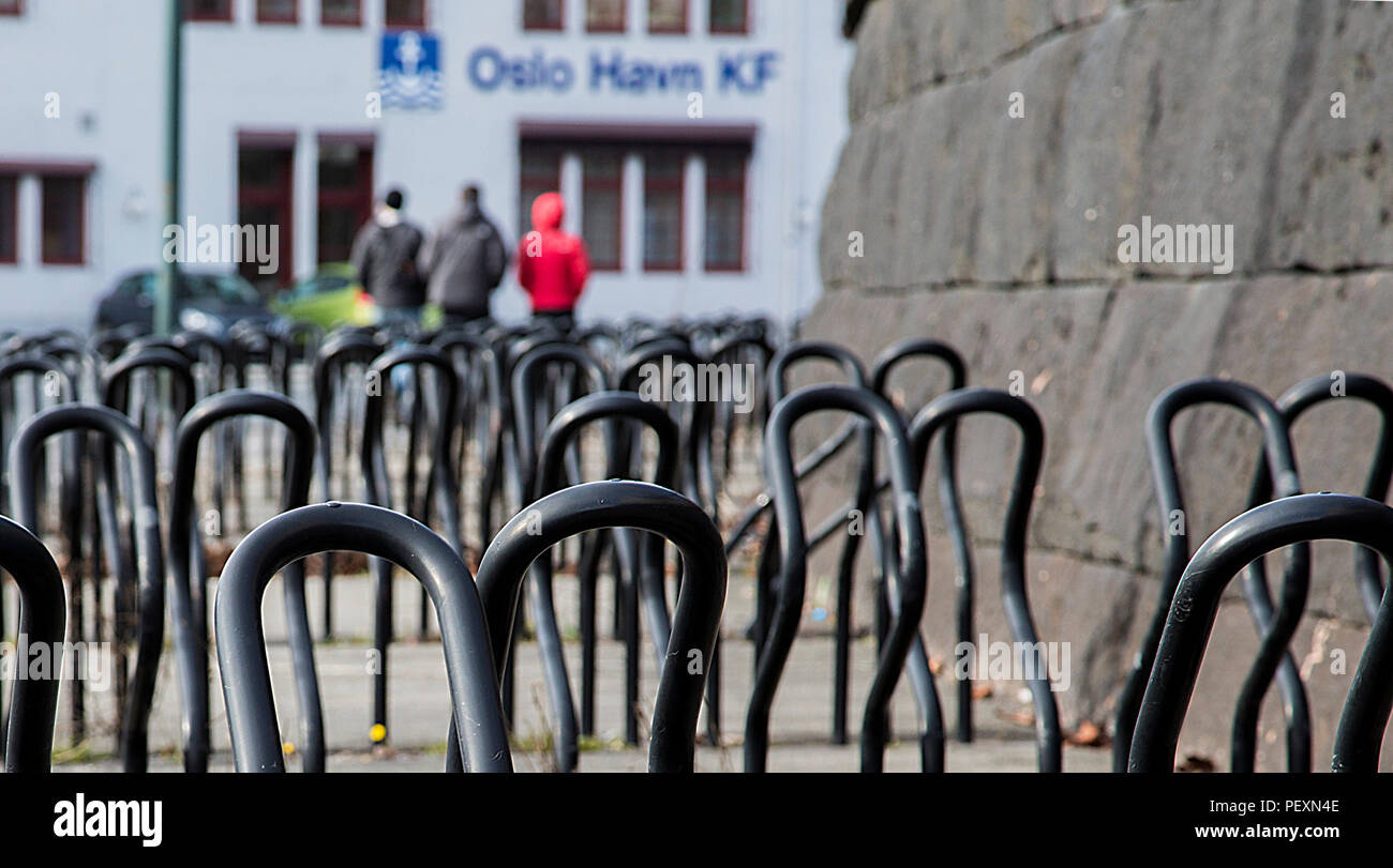 Empty racks hi-res stock photography and images - Alamy