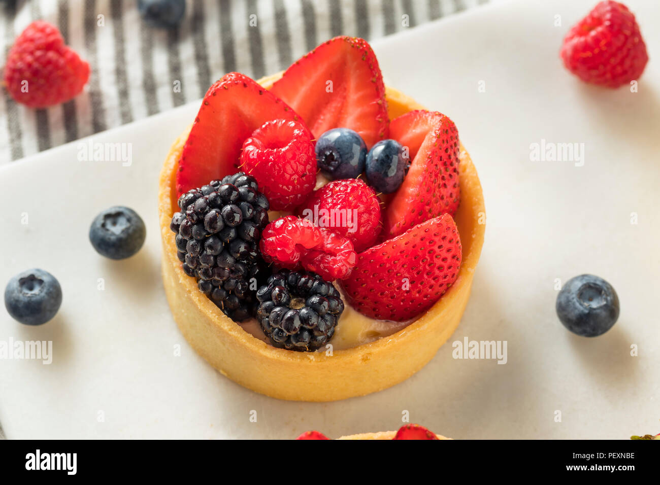 Raspberry and custard tart hi-res stock photography and images - Alamy