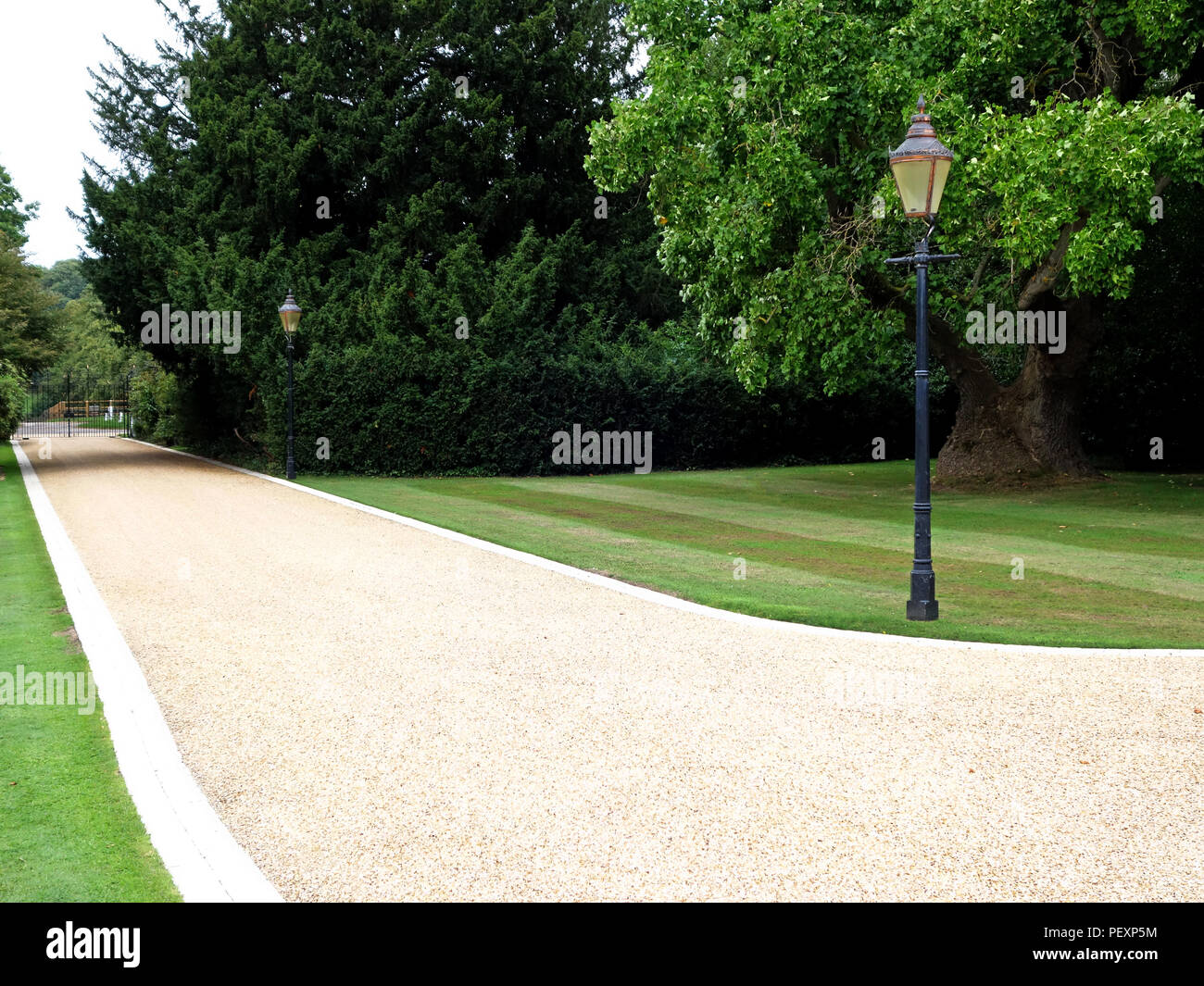 Long driveway hi-res stock photography and images - Alamy