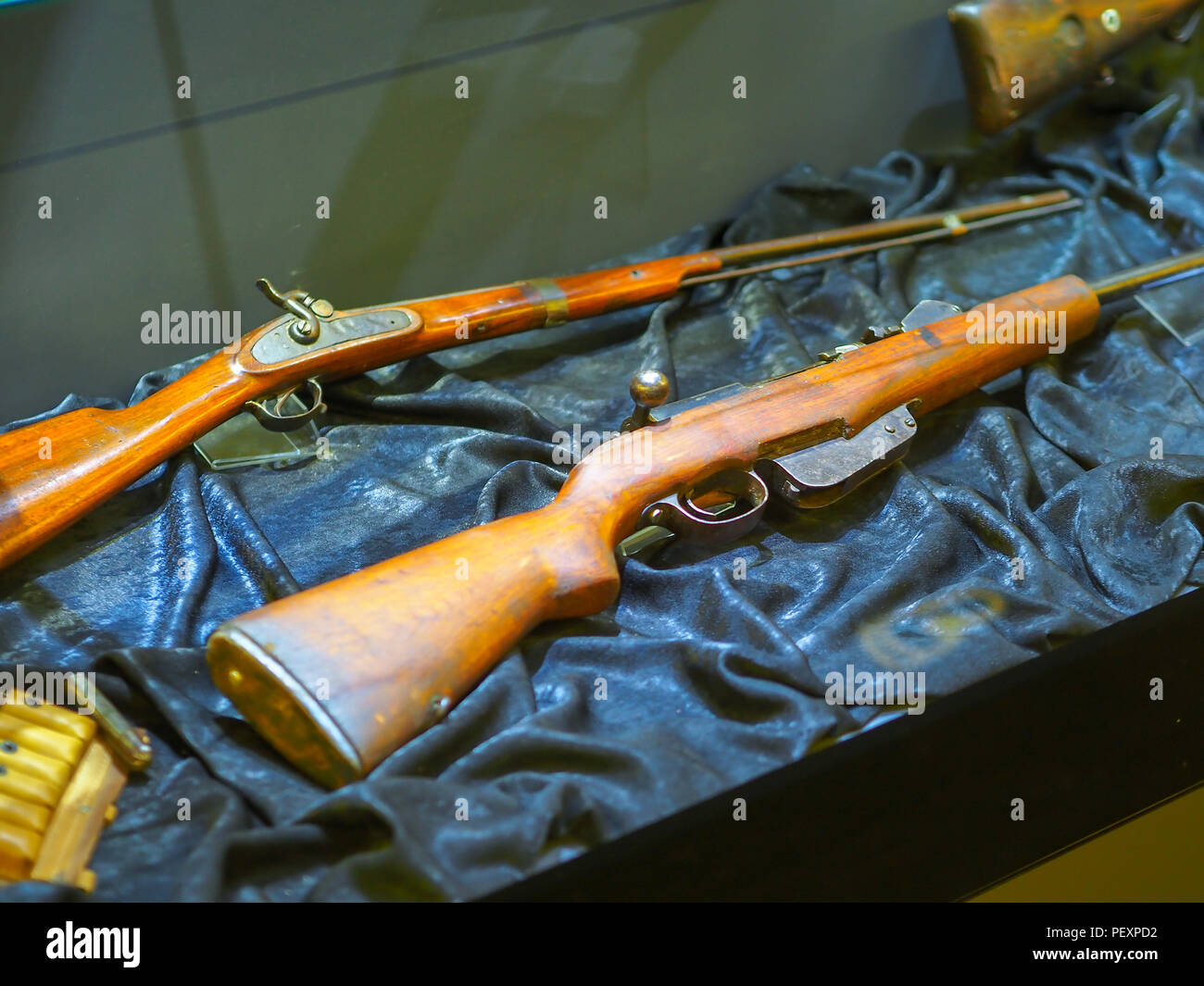 Antique black powder pistol hi-res stock photography and images - Alamy