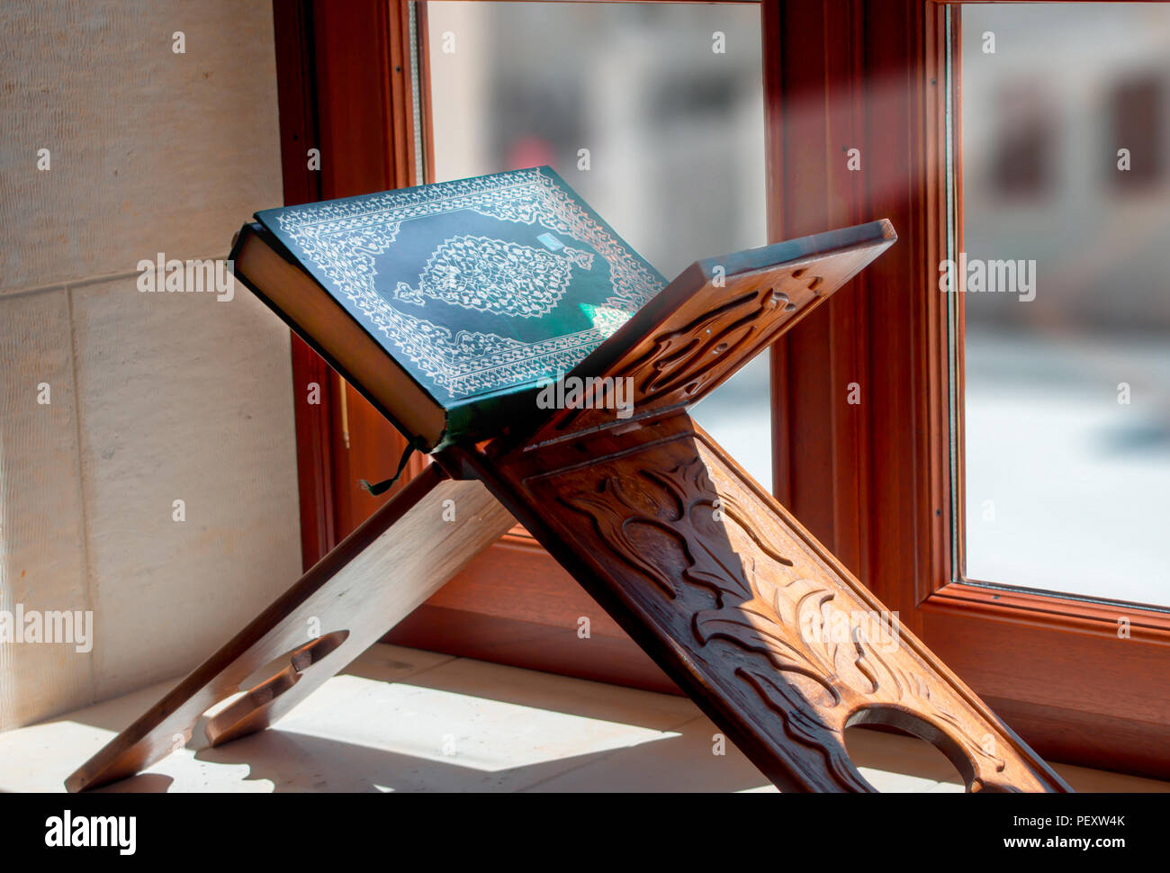 Read the holy quran hi-res stock photography and images - Alamy