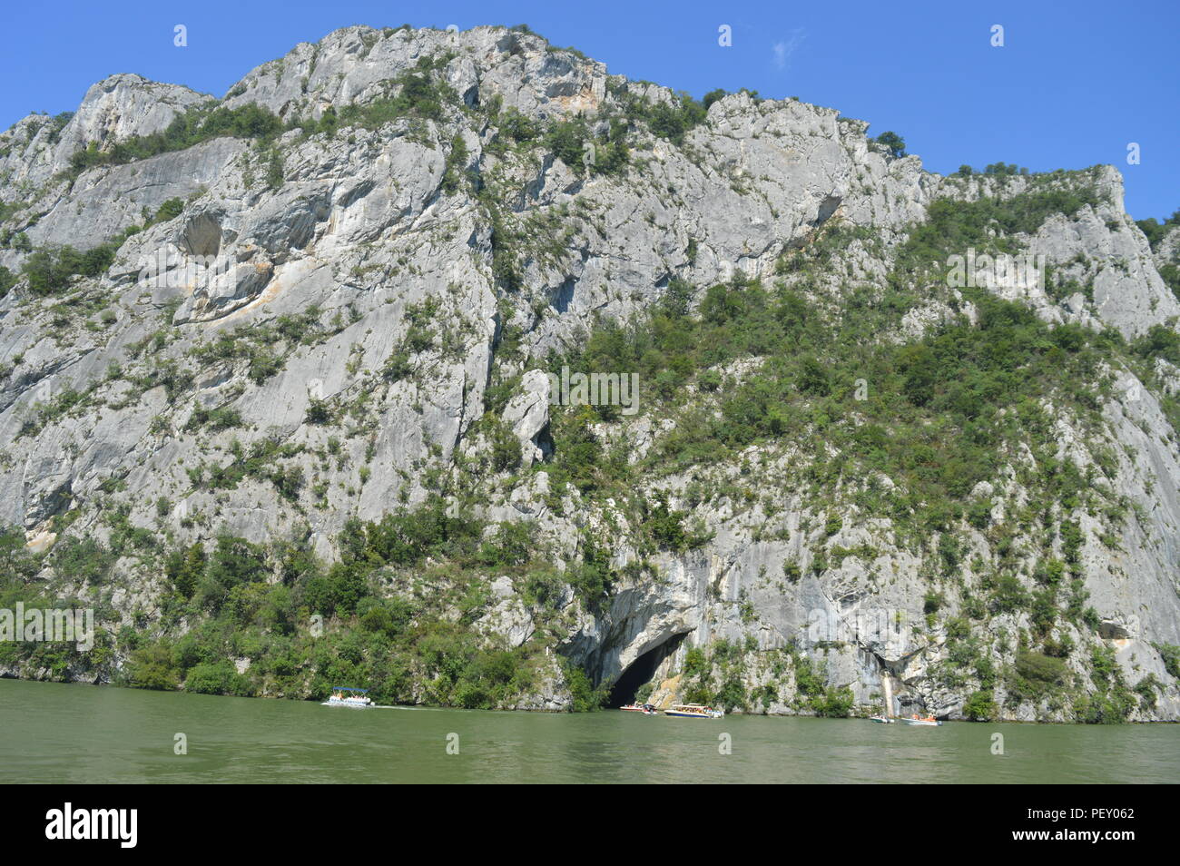 Entrance to small cave hi-res stock photography and images - Alamy