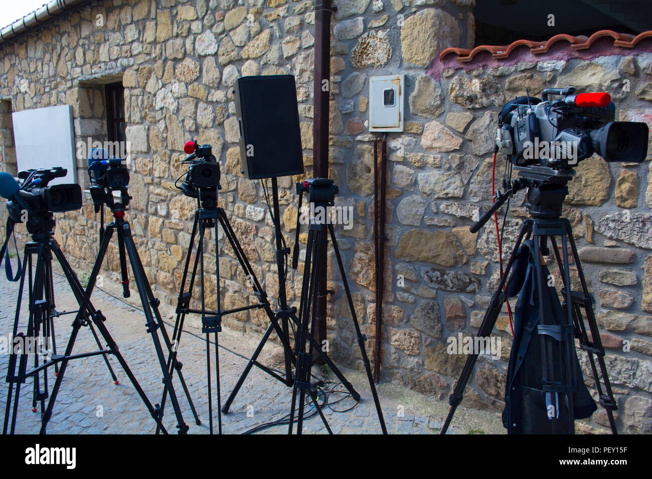 Camera operators press hi-res stock photography and images - Alamy