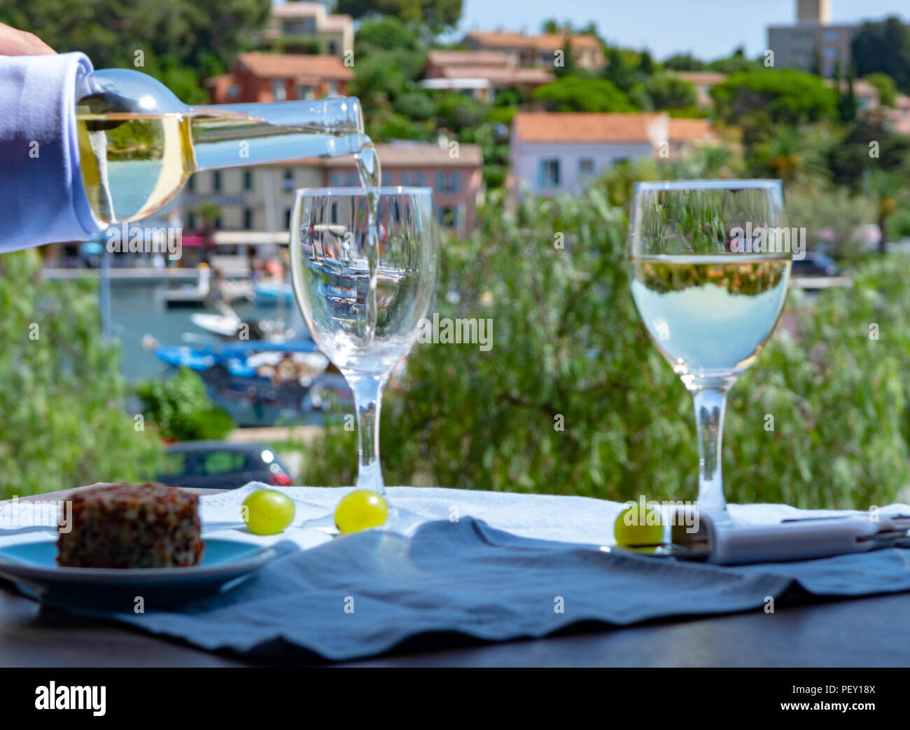 Waiter served dinner france hi-res stock photography and images - Alamy