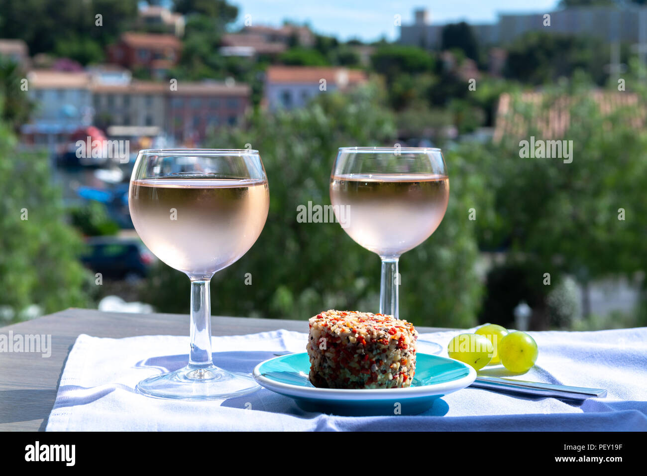 Summer garden rose wine friends hi-res stock photography and images - Alamy