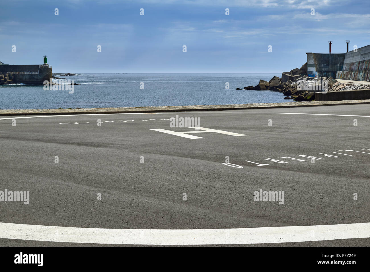 Hospital heliport hi-res stock photography and images - Alamy
