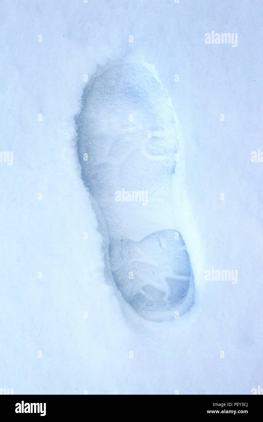 Foot step of winter boot in deep white cold snow Stock Photo - Alamy