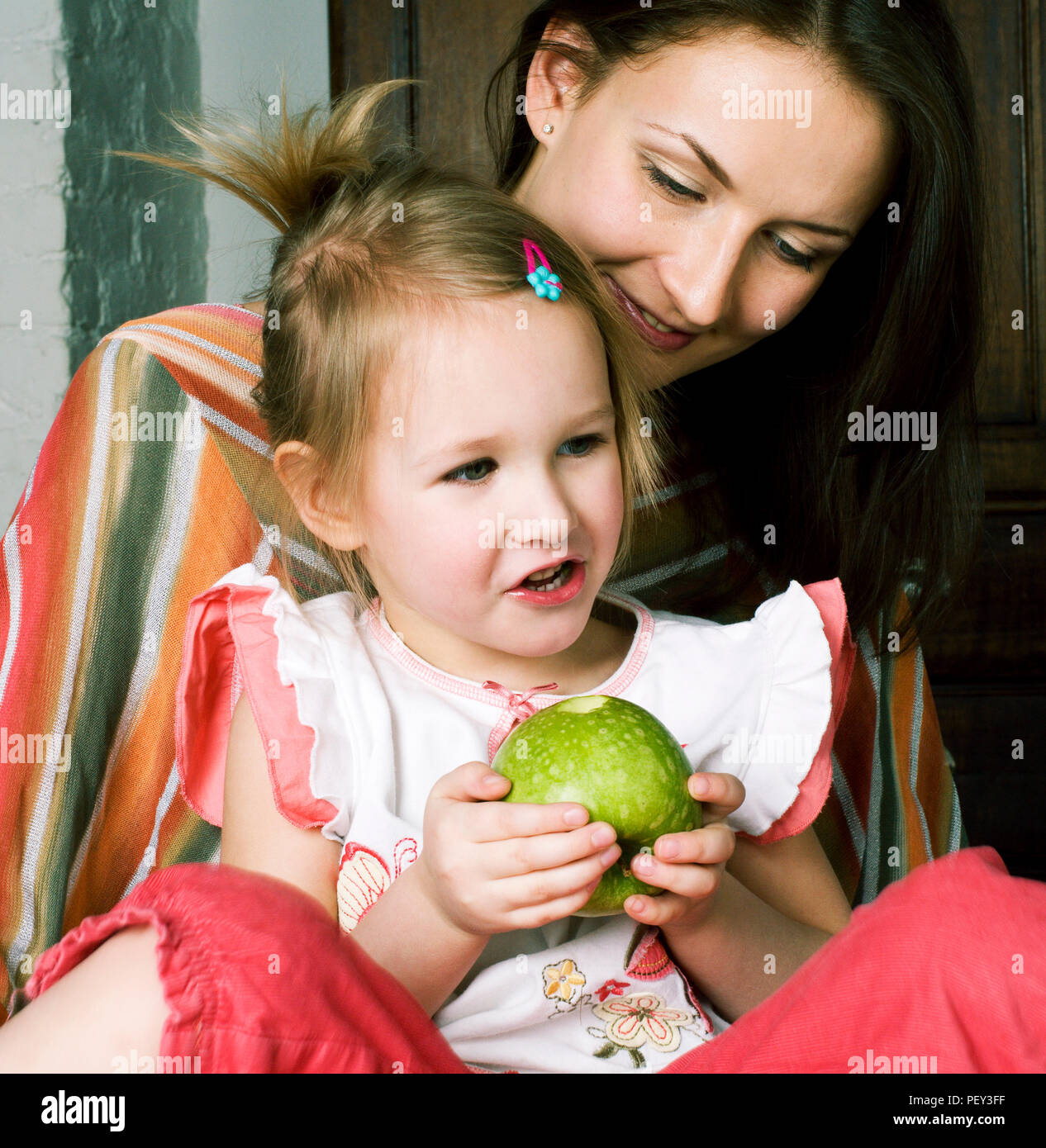 mother with daughter together in bed smiling, happy family close Stock ...