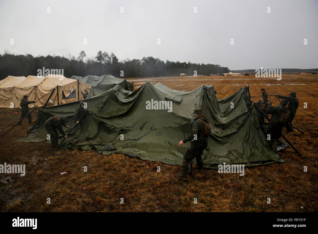 Medium general purpose tents hi-res stock photography and images - Alamy