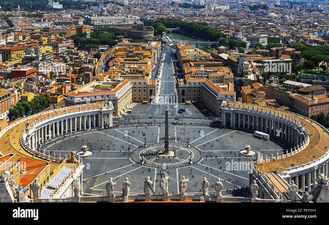 Aerial view on St Peter's square in front of the cathedral Stock Photo ...