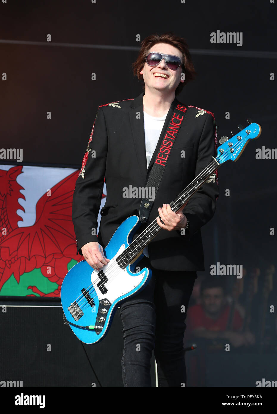 Nicky wire bassist hi-res stock photography and images - Alamy