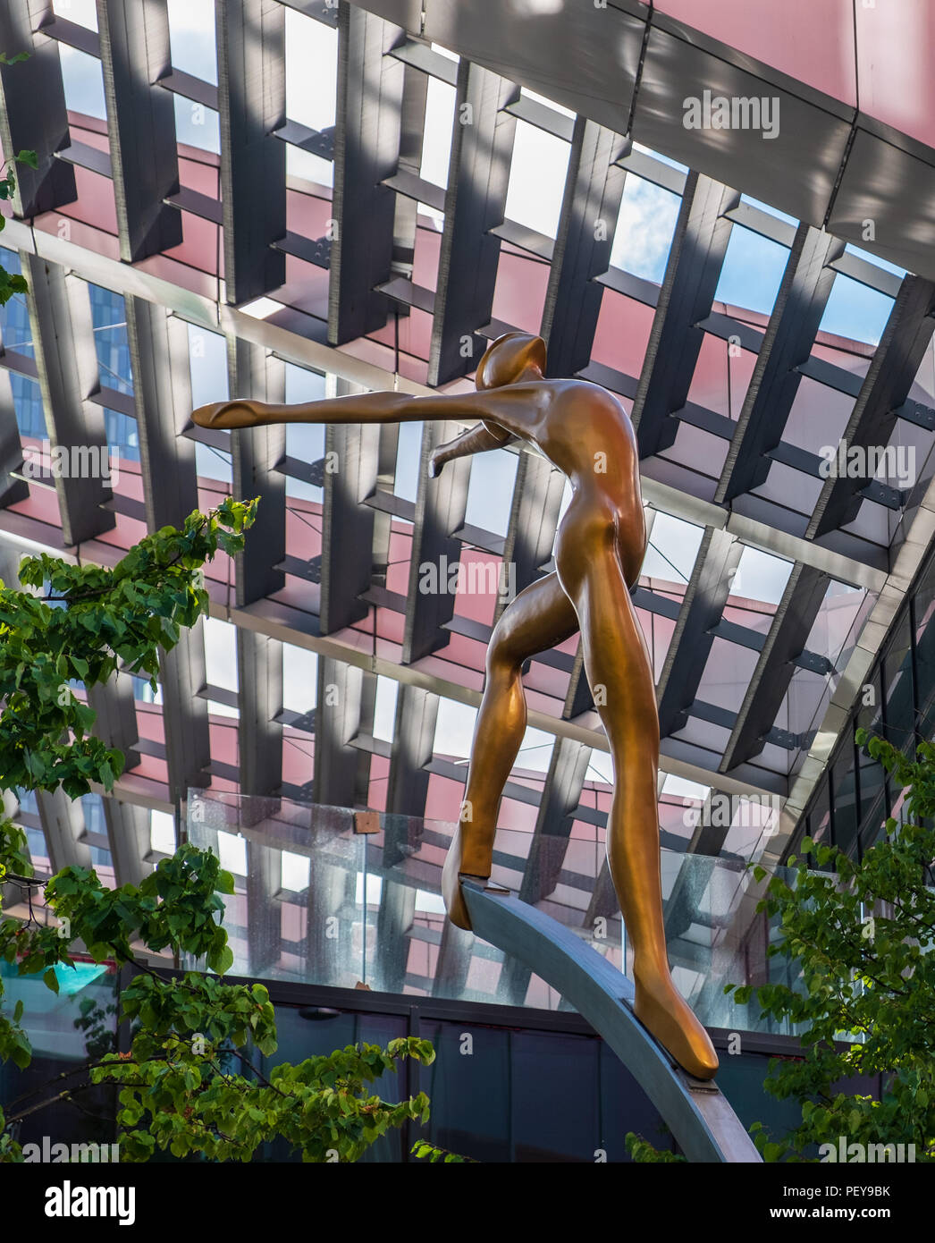 Contemporary manchester sculpture hi-res stock photography and images ...