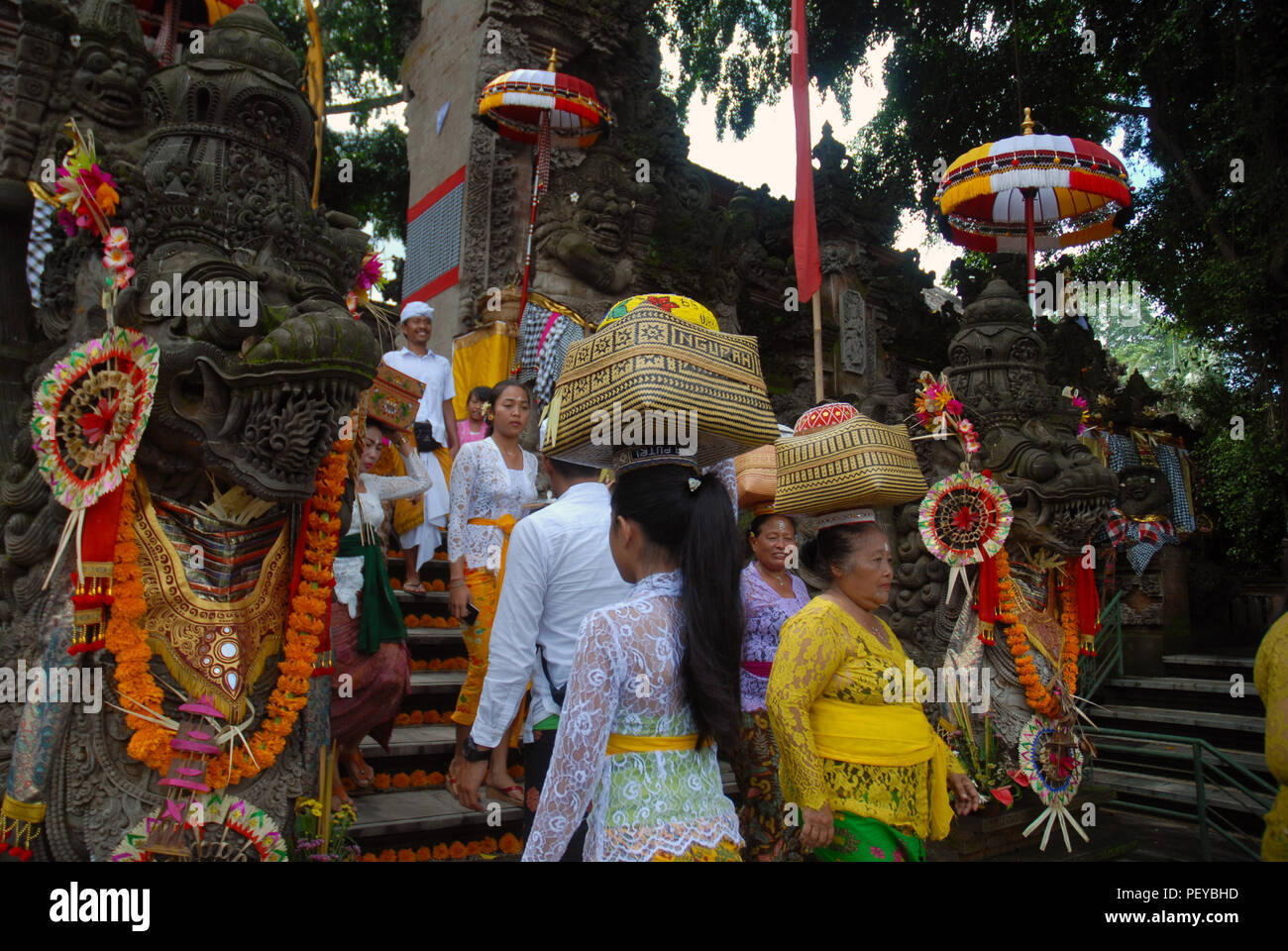 Women carrying offerings on their heads, Pura Dalem, Hindu temple in ...