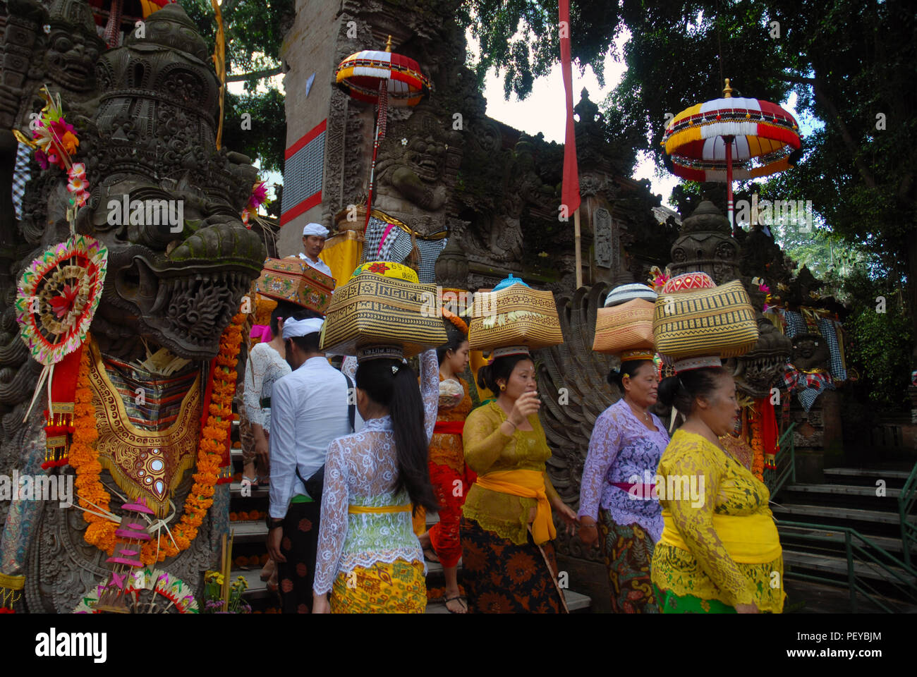 Women carrying offerings on their heads, Pura Dalem, Hindu temple in ...