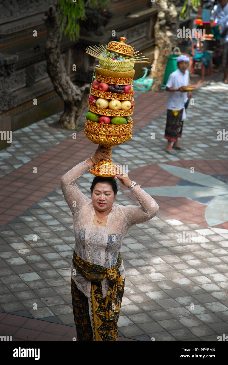 Women carrying offerings on their heads, Pura Dalem, Hindu temple in ...