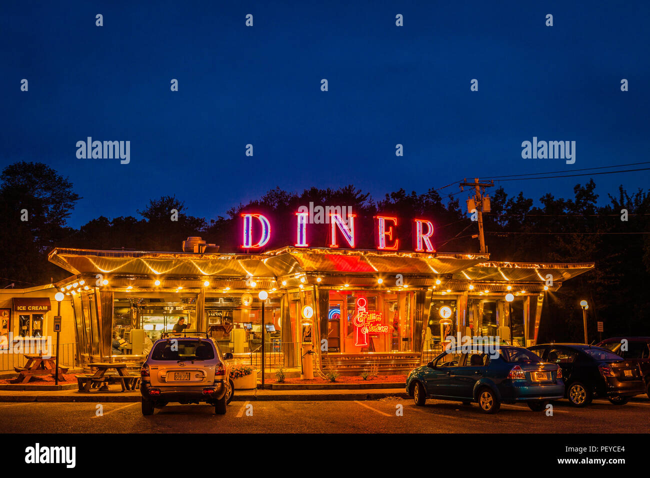 Fillin station diner hi-res stock photography and images - Alamy