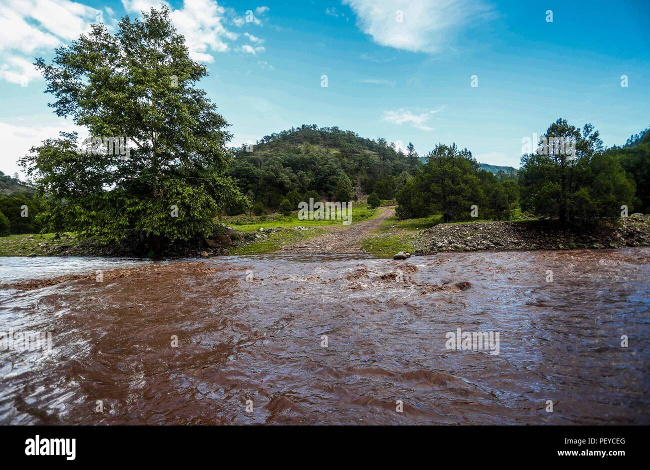 Caudal de agua despues de la lluvia en el arroyo de la Cueva, rodeado ...