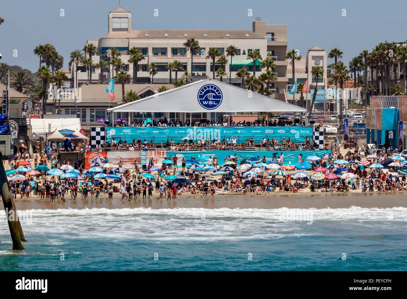 Surfing spectators hi-res stock photography and images - Alamy