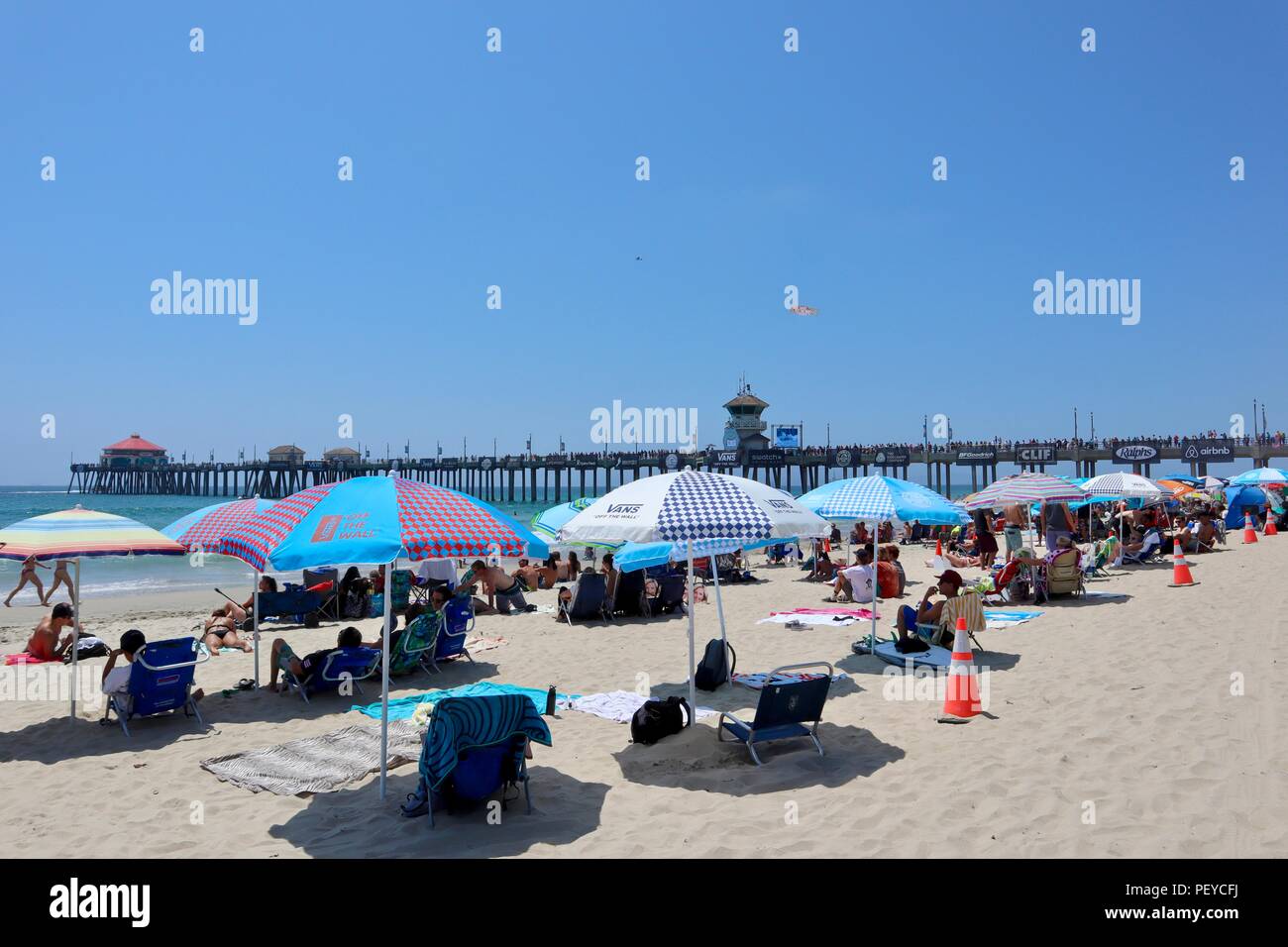 Surfing spectators hi-res stock photography and images - Alamy
