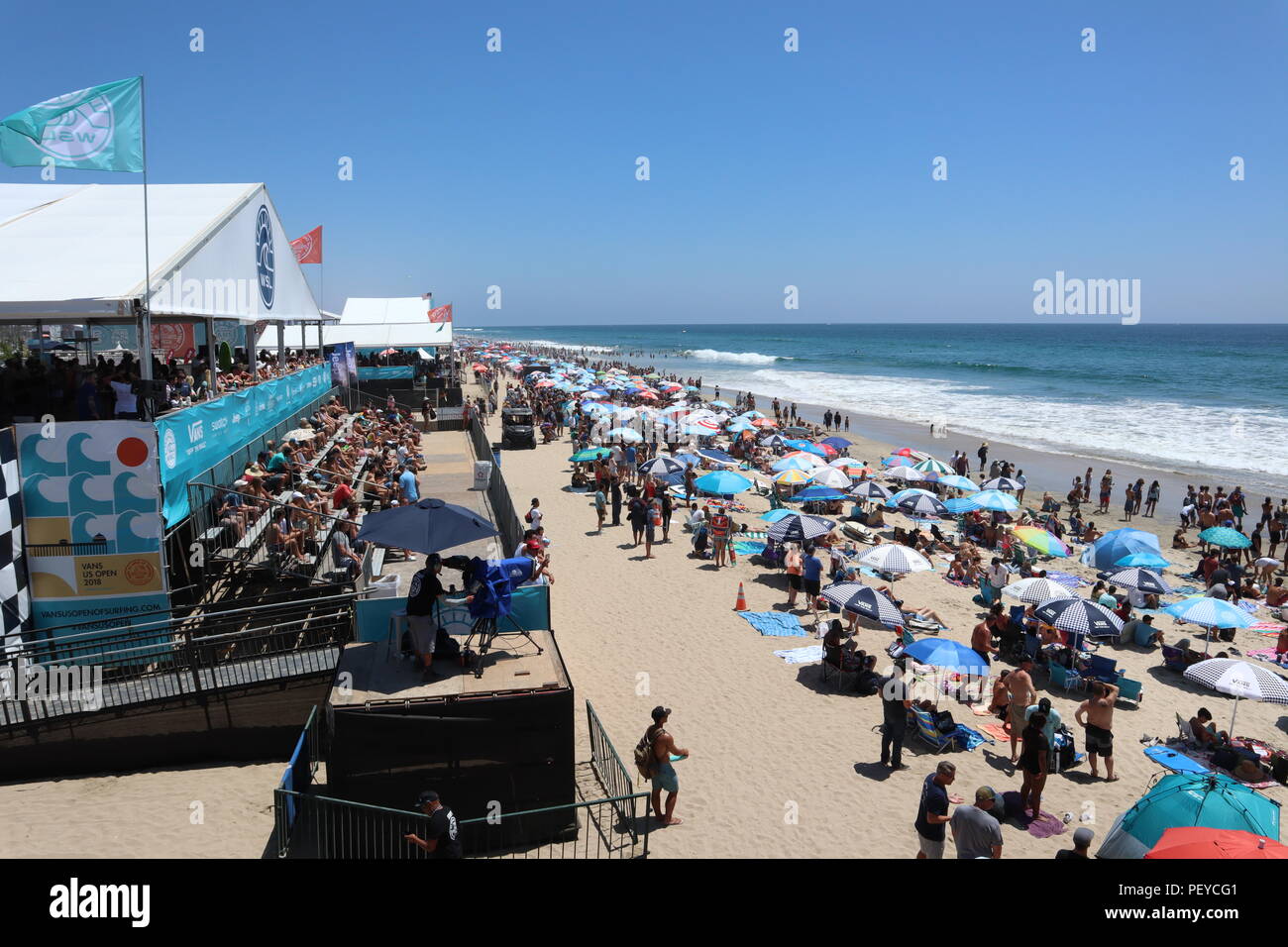 Surfing spectators hi-res stock photography and images - Alamy