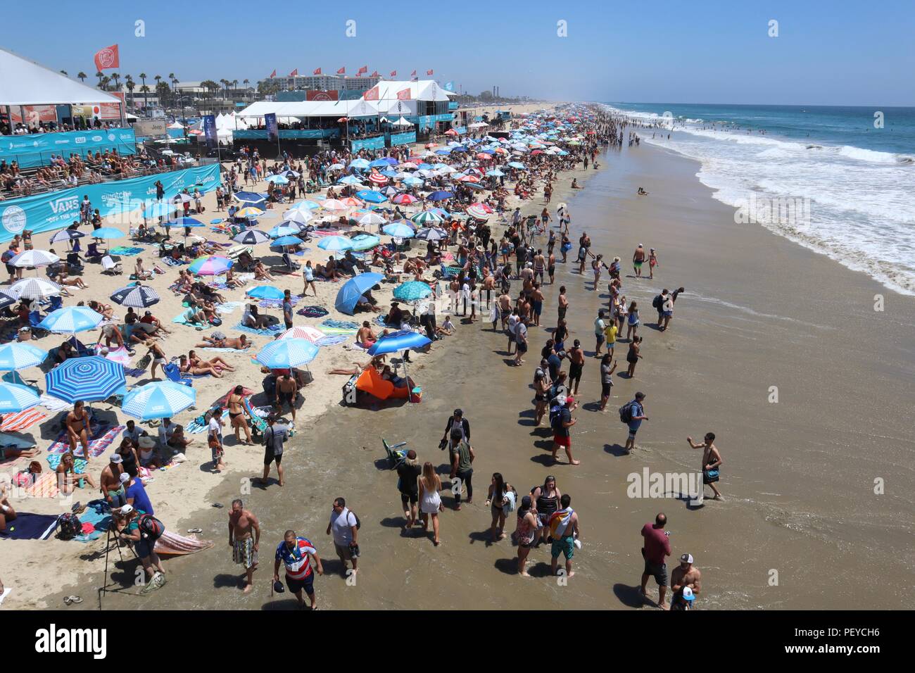 Spectators watching the US Open of Surfing 2018 Stock Photo - Alamy