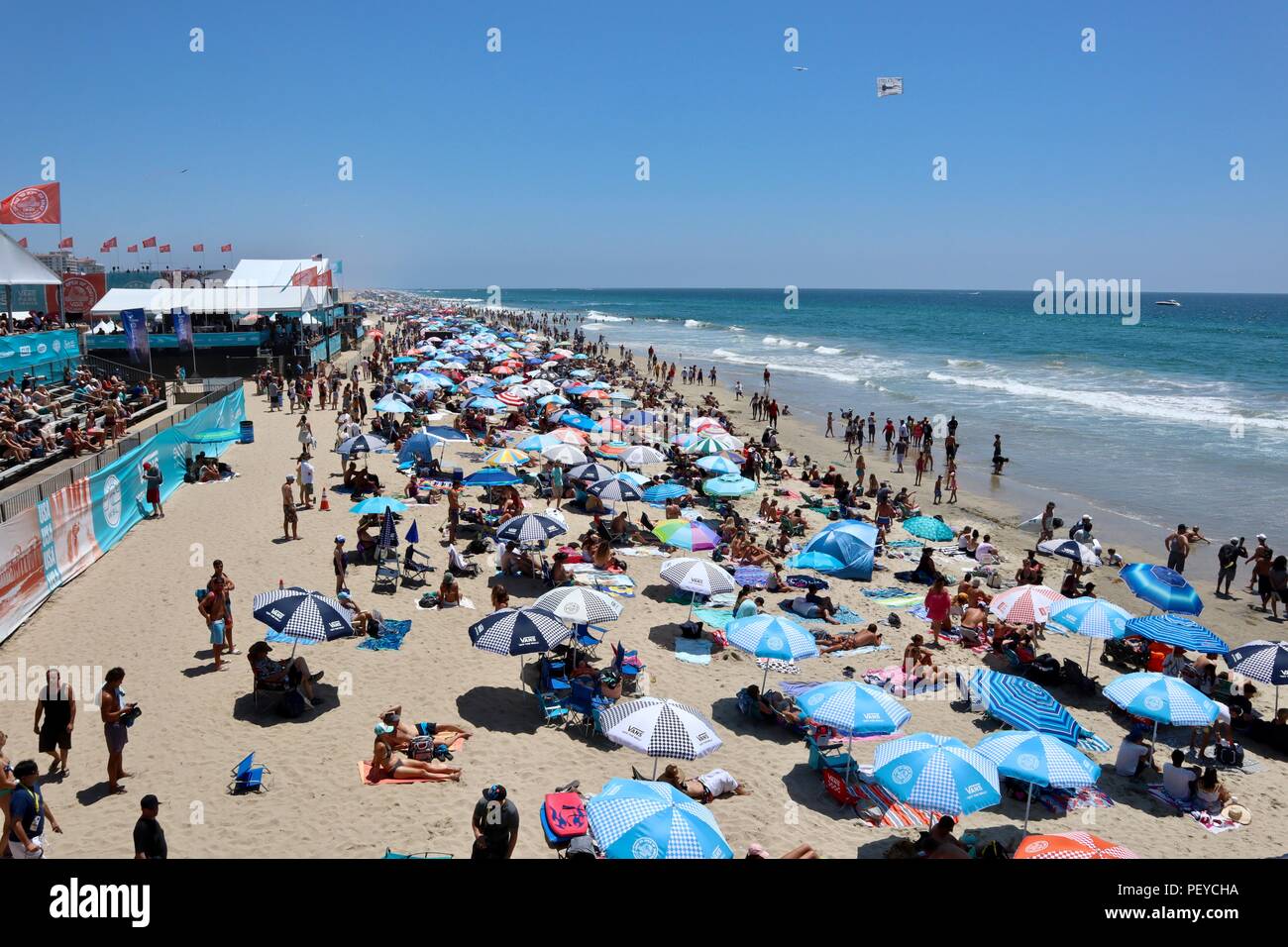 Surfing spectators hi-res stock photography and images - Alamy