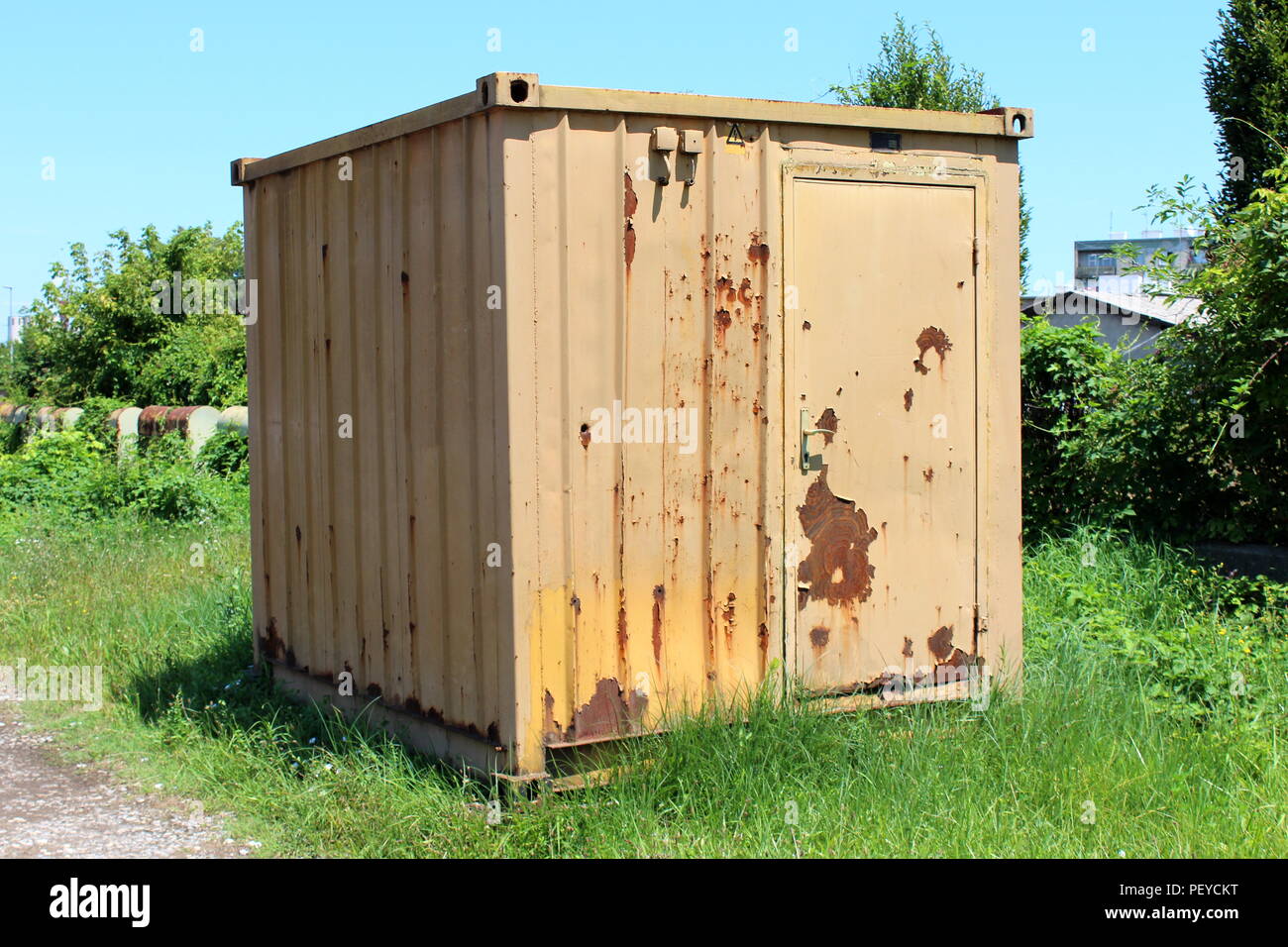 Abandoned shipping container hi-res stock photography and images - Alamy