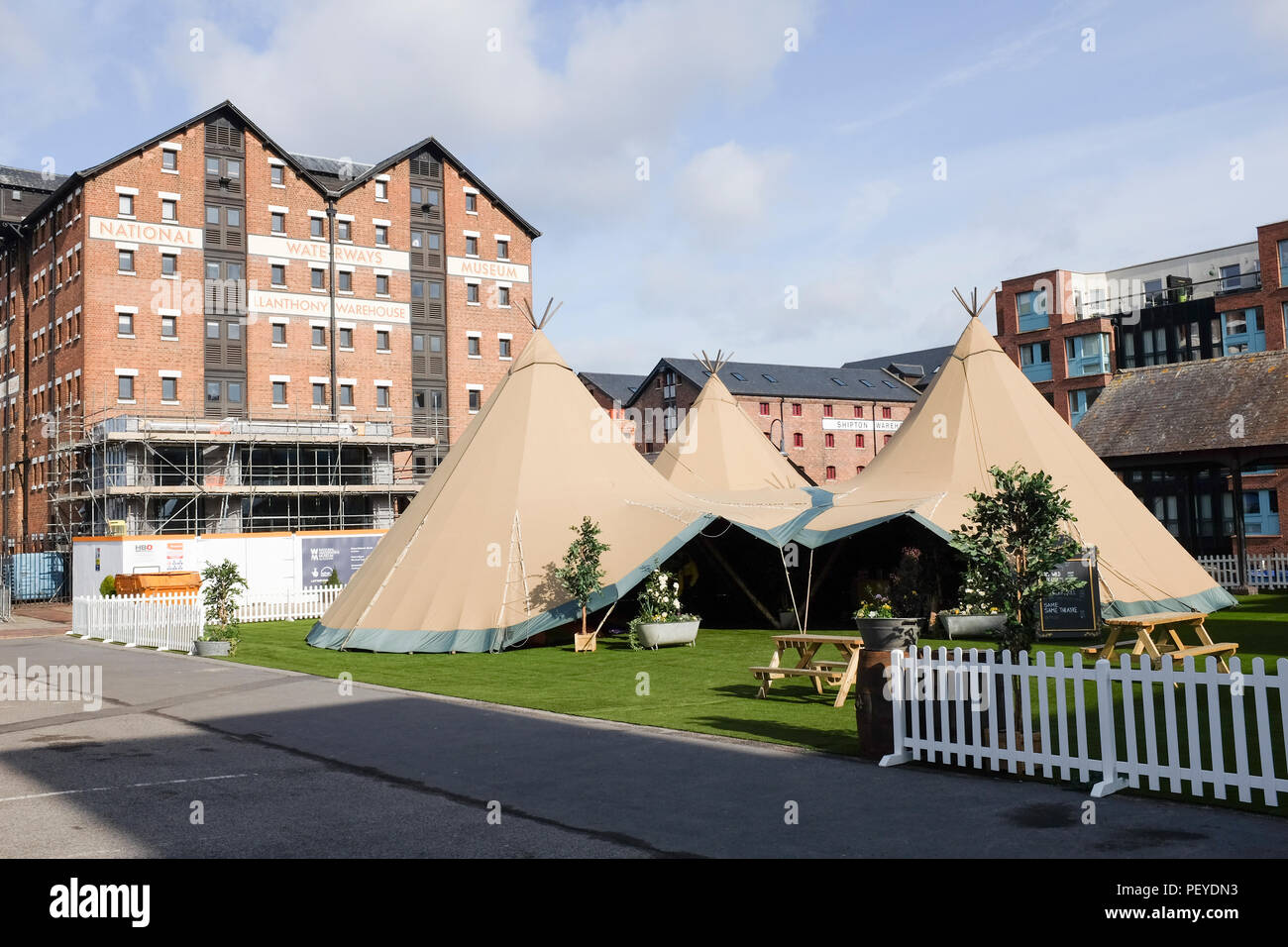 Preparations for a Spring Festival in Gloucester docks Stock Photo - Alamy