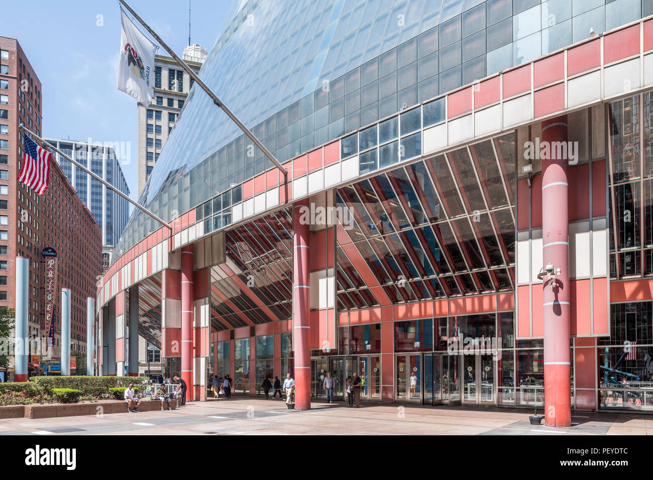 Exterior of the James R. Thompson Center - State of Illinois Building ...