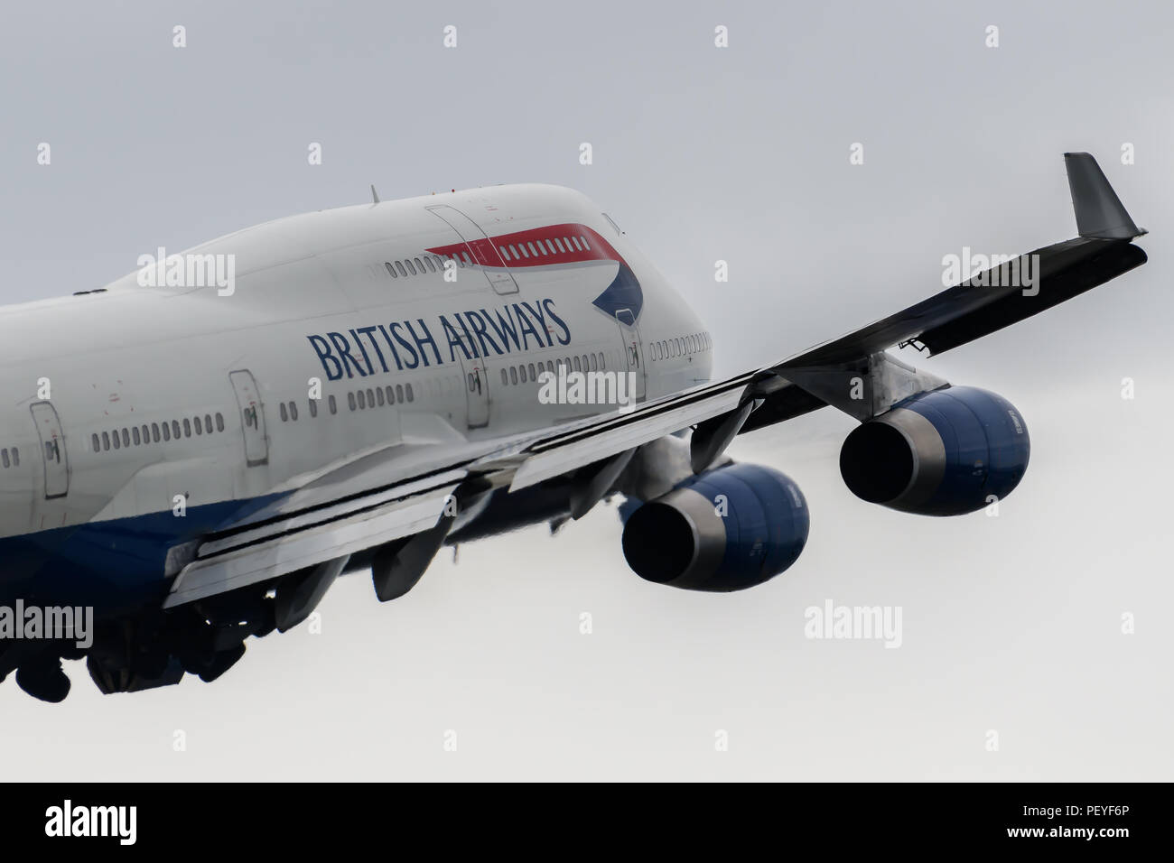 Boeing 747 jumbo jet airliner cockpit hi-res stock photography and ...