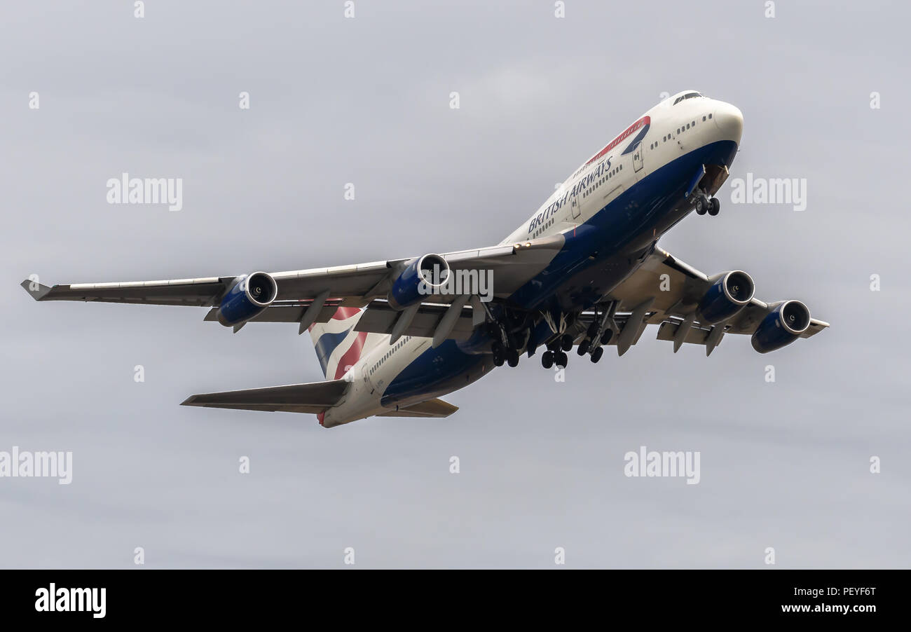 Boeing 747 jumbo jet airliner cockpit hi-res stock photography and ...