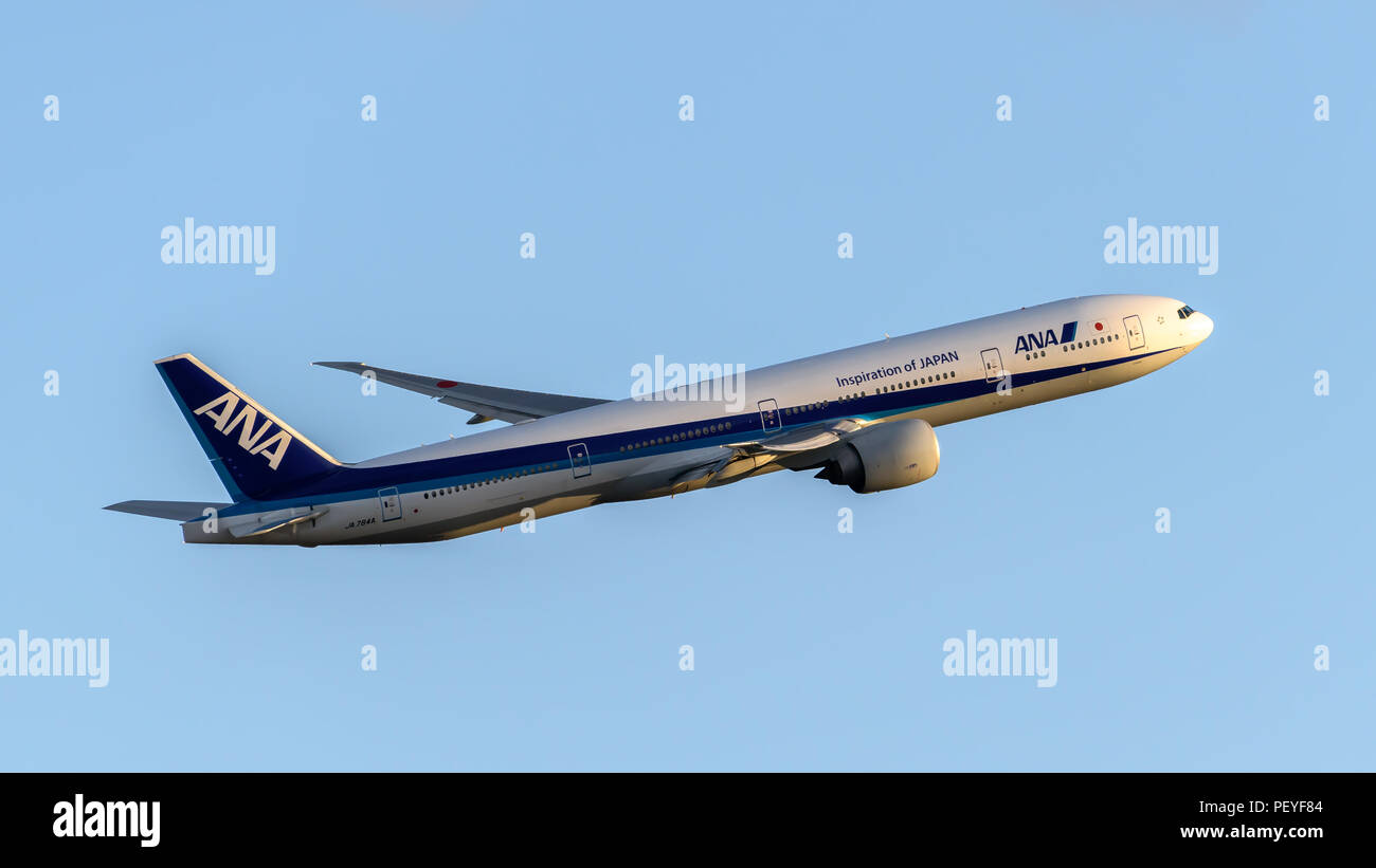 ANA Airlines Boeing 787 Dreamliner Stock Photo - Alamy