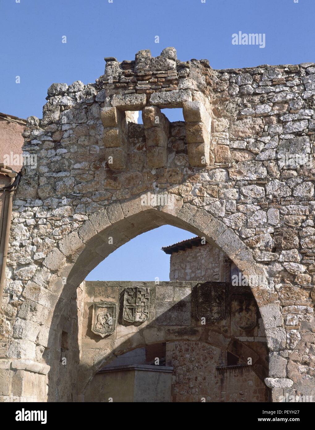 DETALLE DE LA PUERTA DE LA MURALLA DE AYLLON - SIGLO XV. Location ...