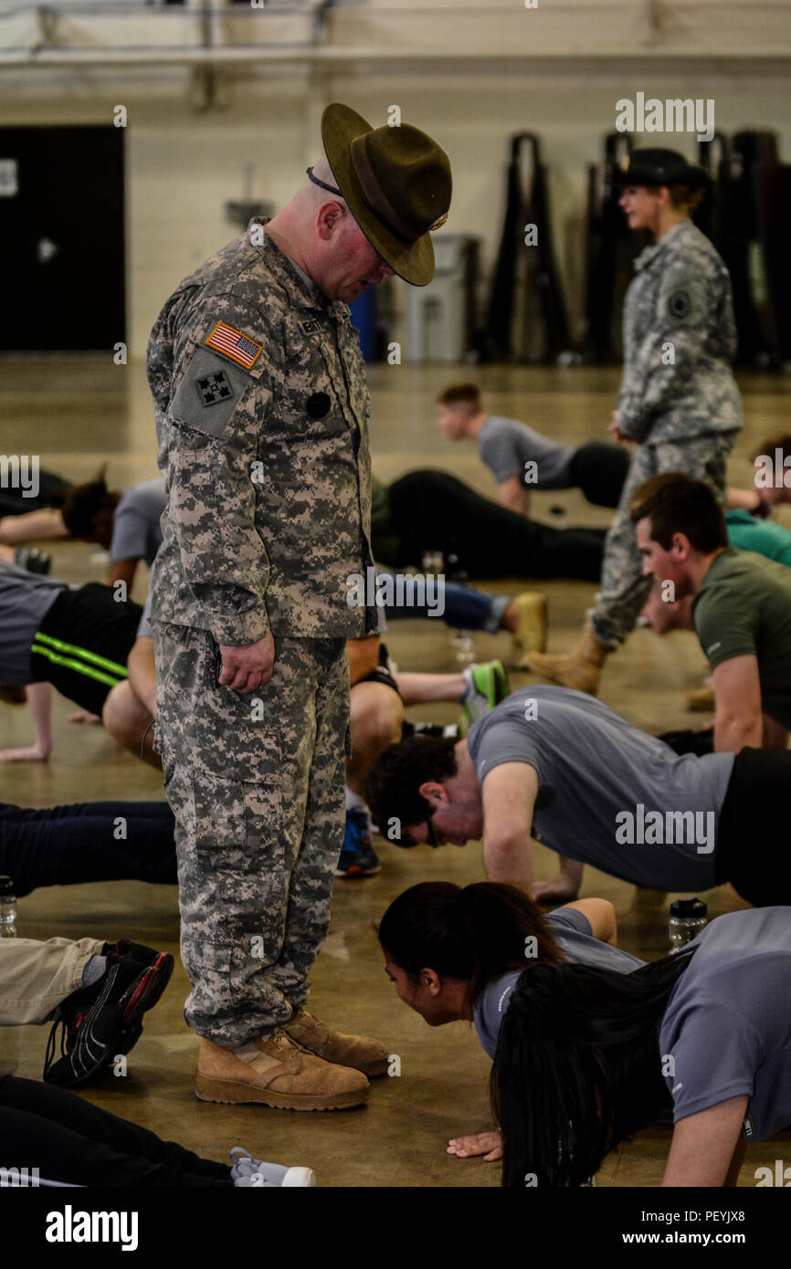 Soldiers doing push ups hi-res stock photography and images - Alamy