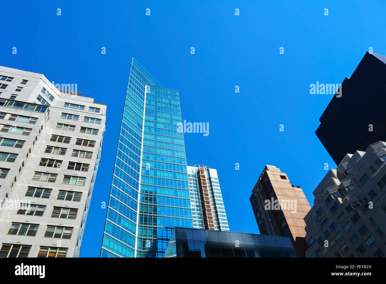 Nyc skyscrapers from below hi-res stock photography and images - Alamy