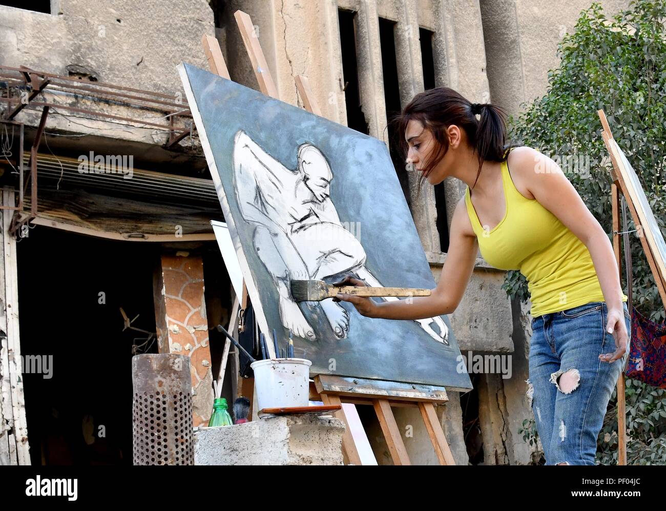 Damascus, Syria. 16th Aug, 2018. A Syrian artist draws a painting amid ...