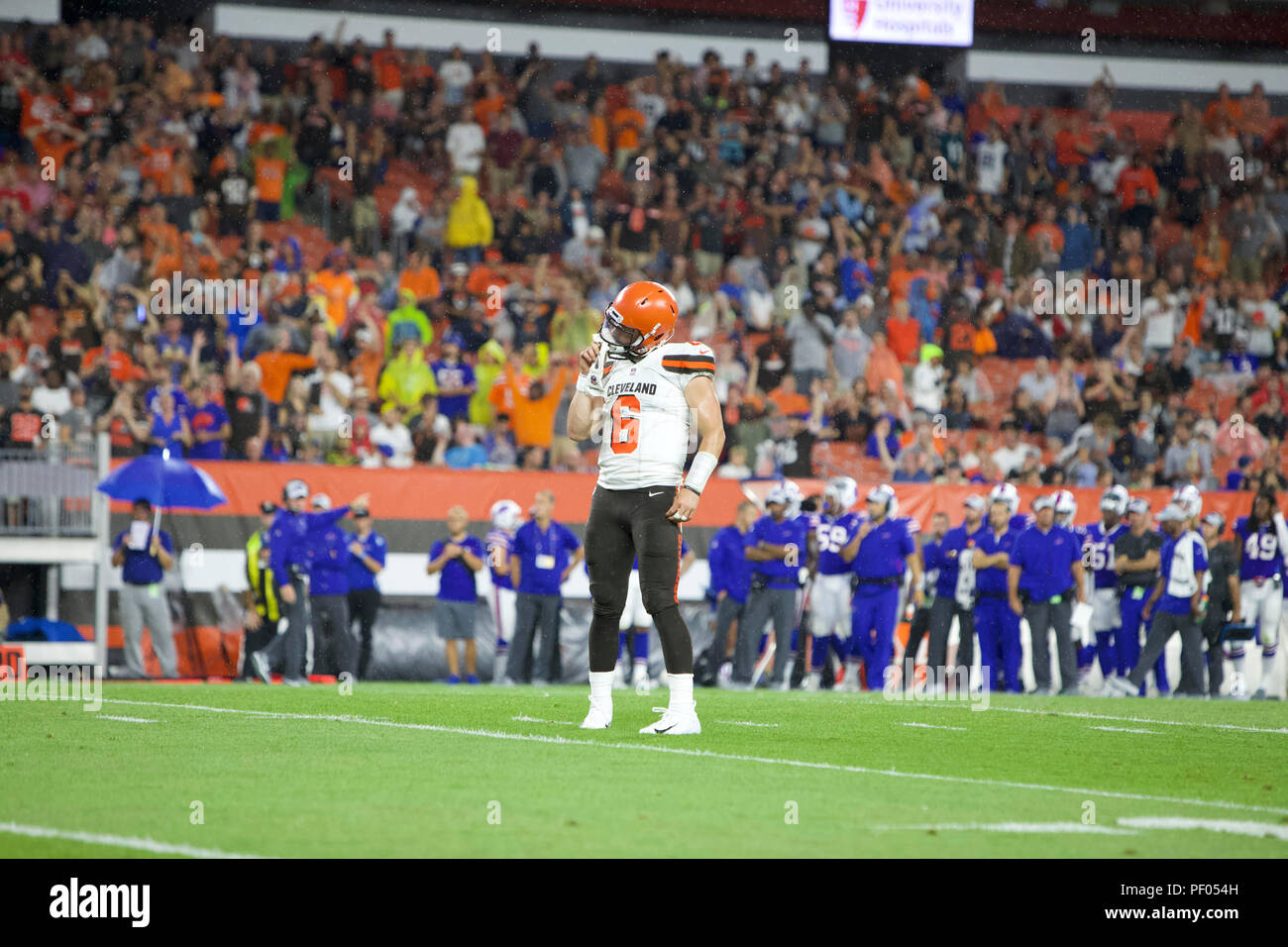 Football showers hi-res stock photography and images - Alamy