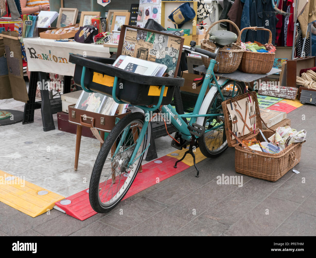 London, UK. 18th August 2018. Market Stall and Classic cars at ...