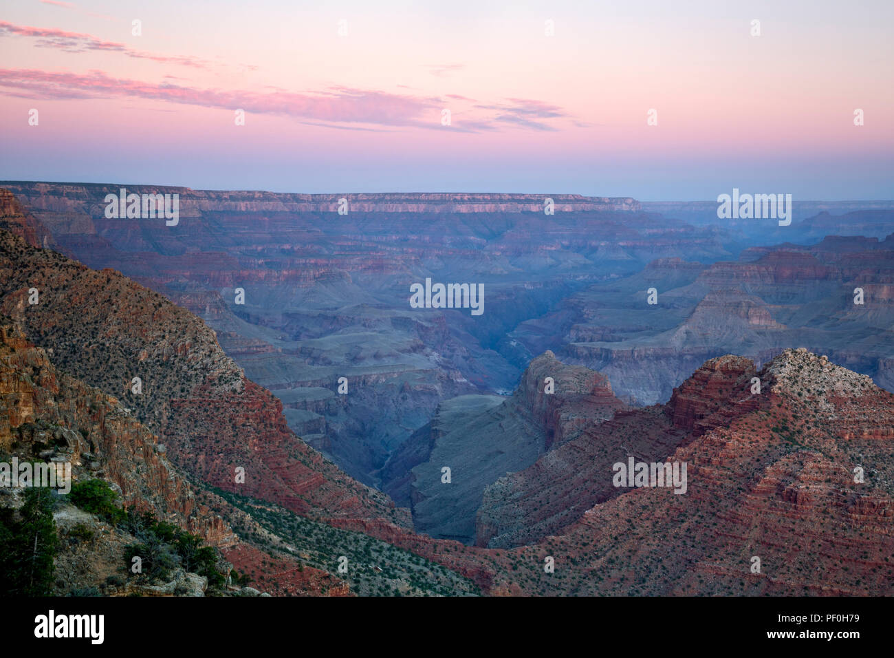 AZ00303-00...ARIZONA - Sunrise view over the Colorado River Valley from ...