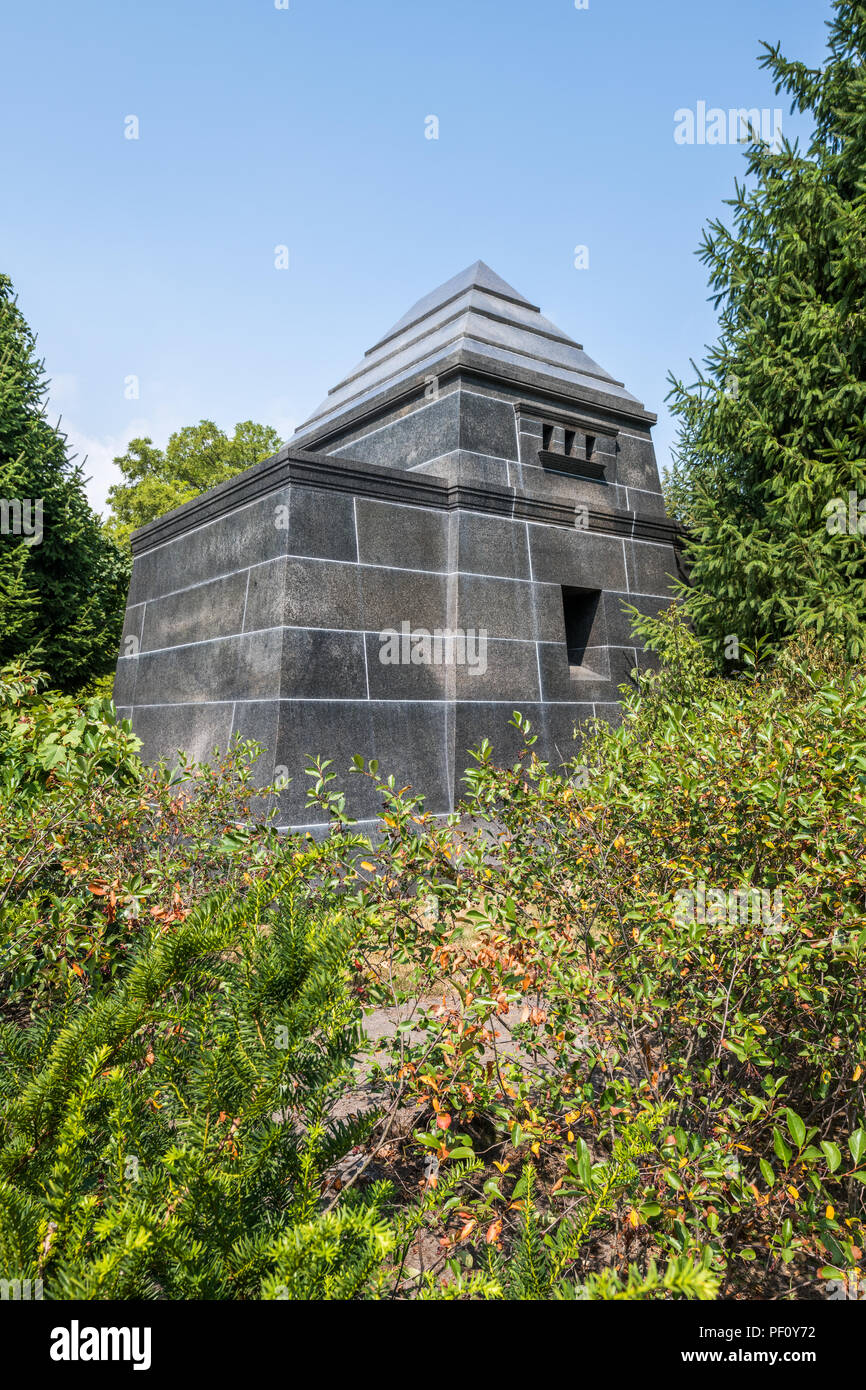 Tomb of Martin Ryerson at Graceland Cemetery - designed by Louis ...
