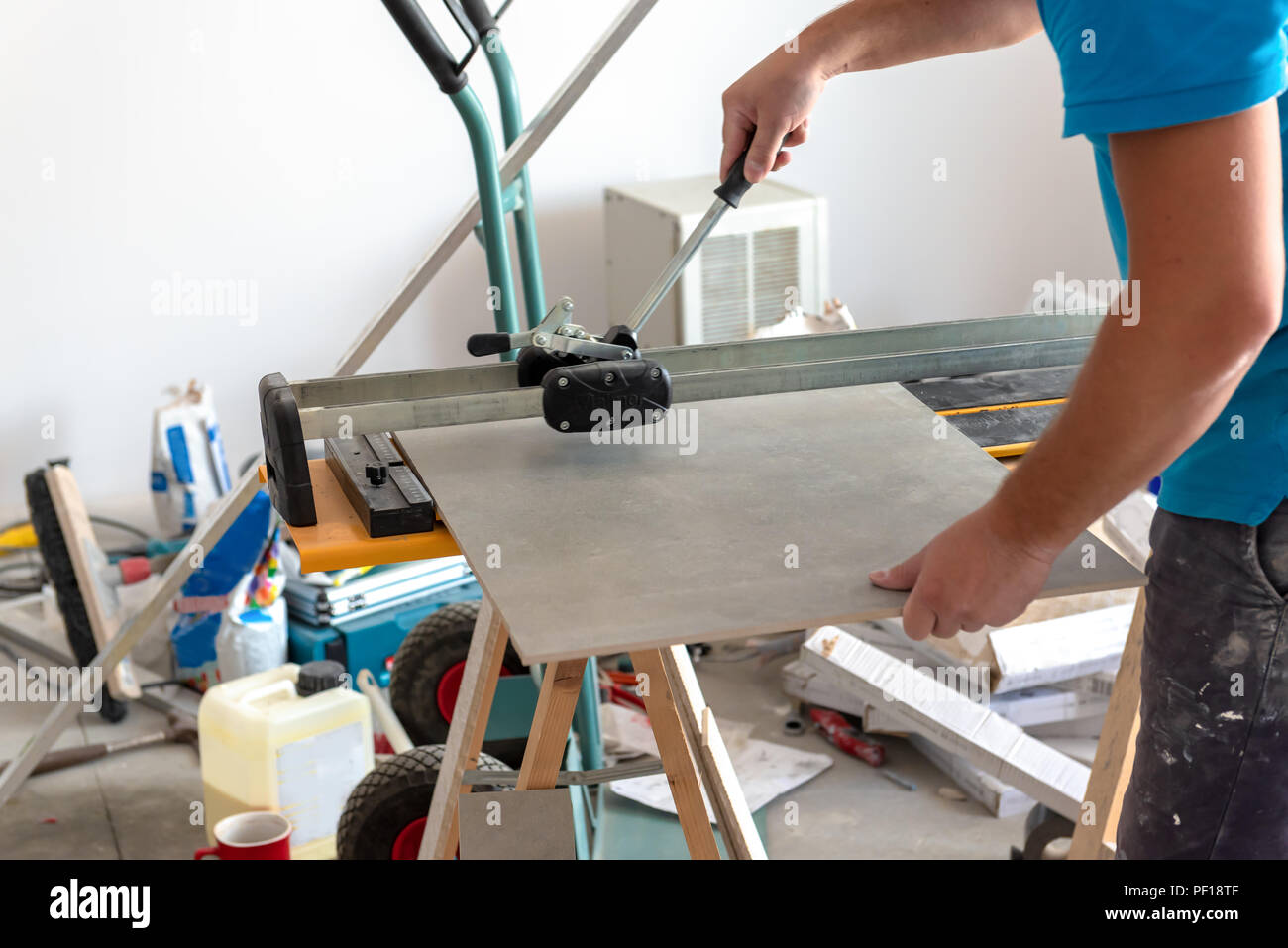 Tile cutting machine hi-res stock photography and images - Alamy