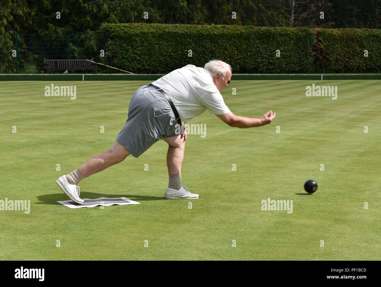 Elderly man in park hi-res stock photography and images - Alamy