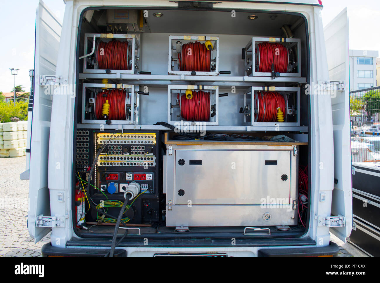 Outside broadcasting van hi-res stock photography and images - Alamy