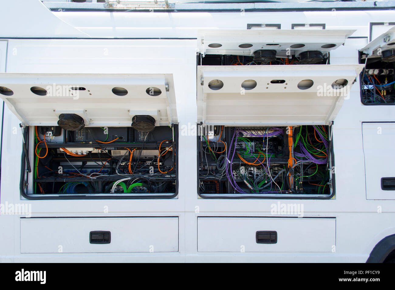 Outside broadcasting van hi-res stock photography and images - Alamy