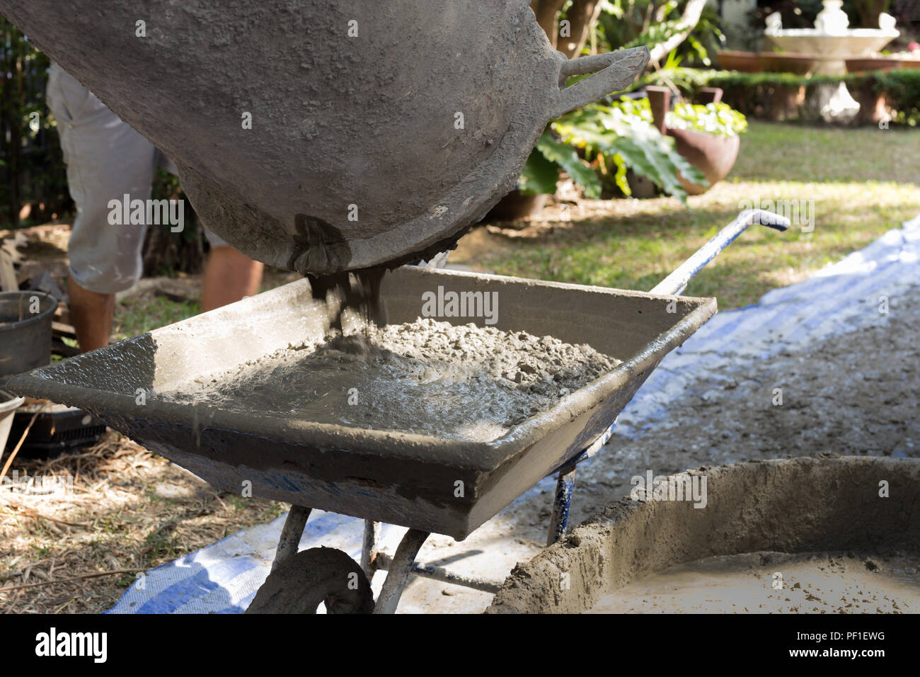 Worker pouring concrete from truck hi-res stock photography and images ...