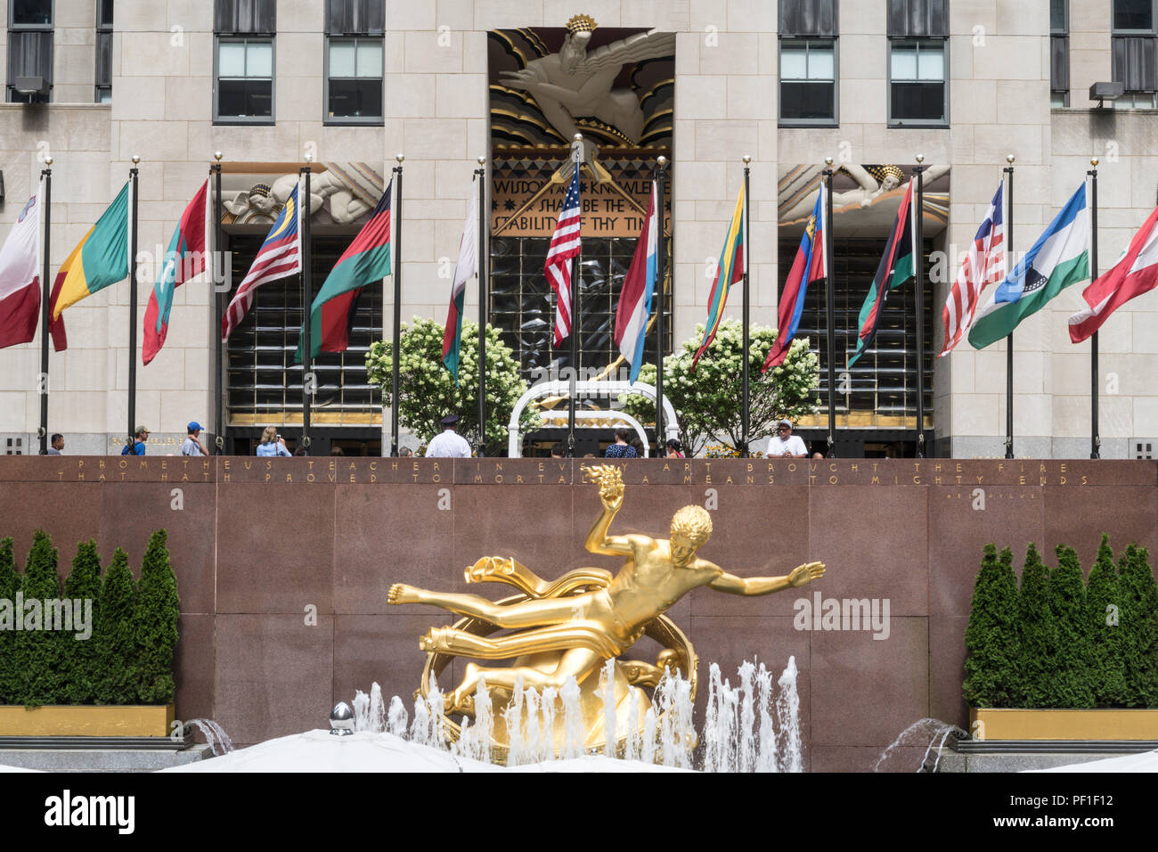 Golden statue nyc hi-res stock photography and images - Alamy