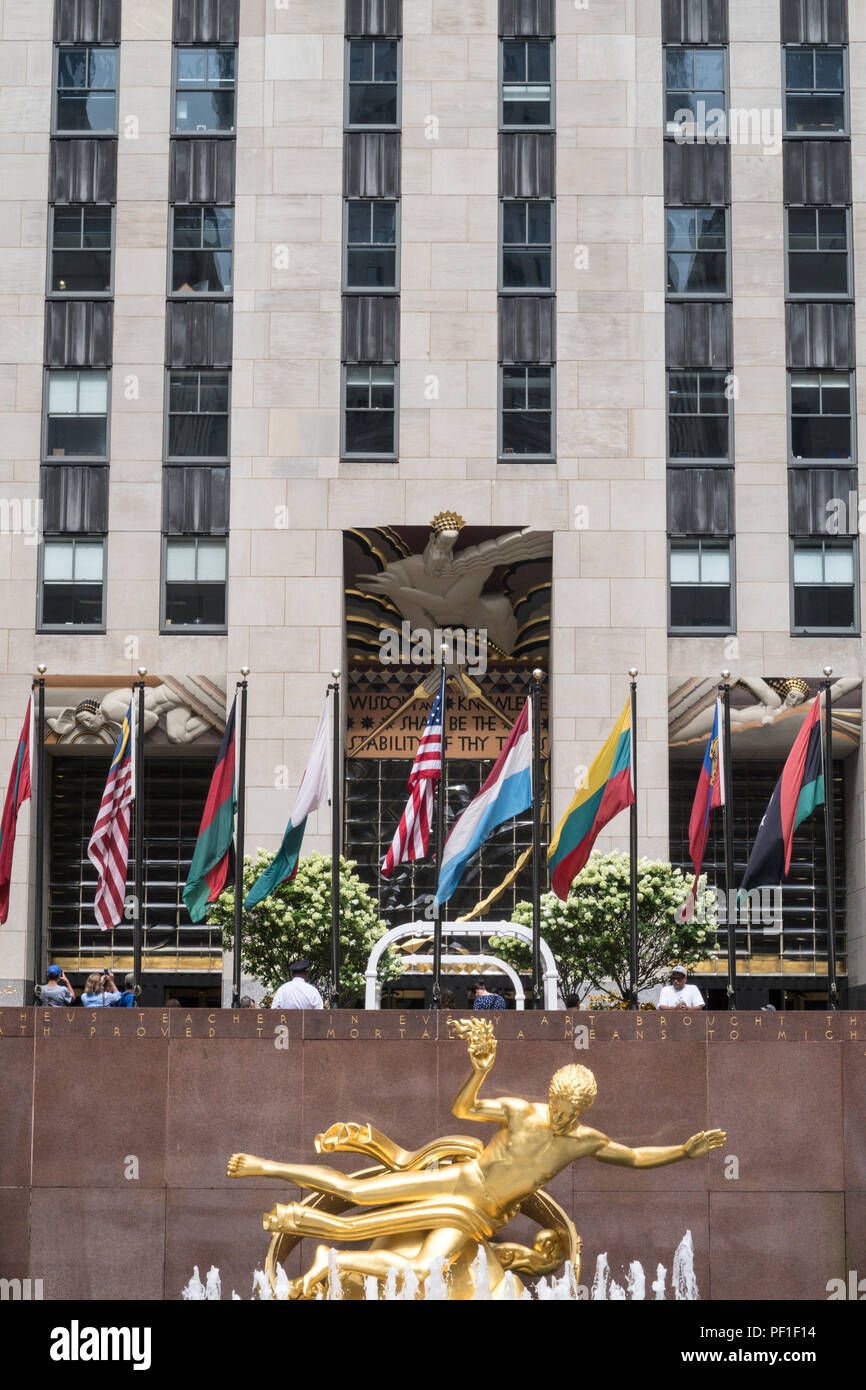 Golden prometheus statue at rockefeller center hi-res stock photography ...