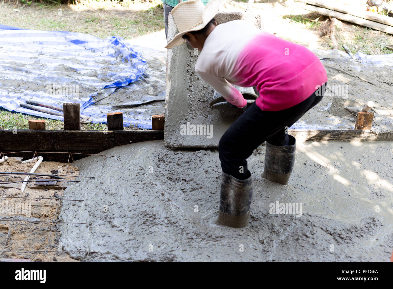 Woman construction worker poured concrete floors Stock Photo - Alamy