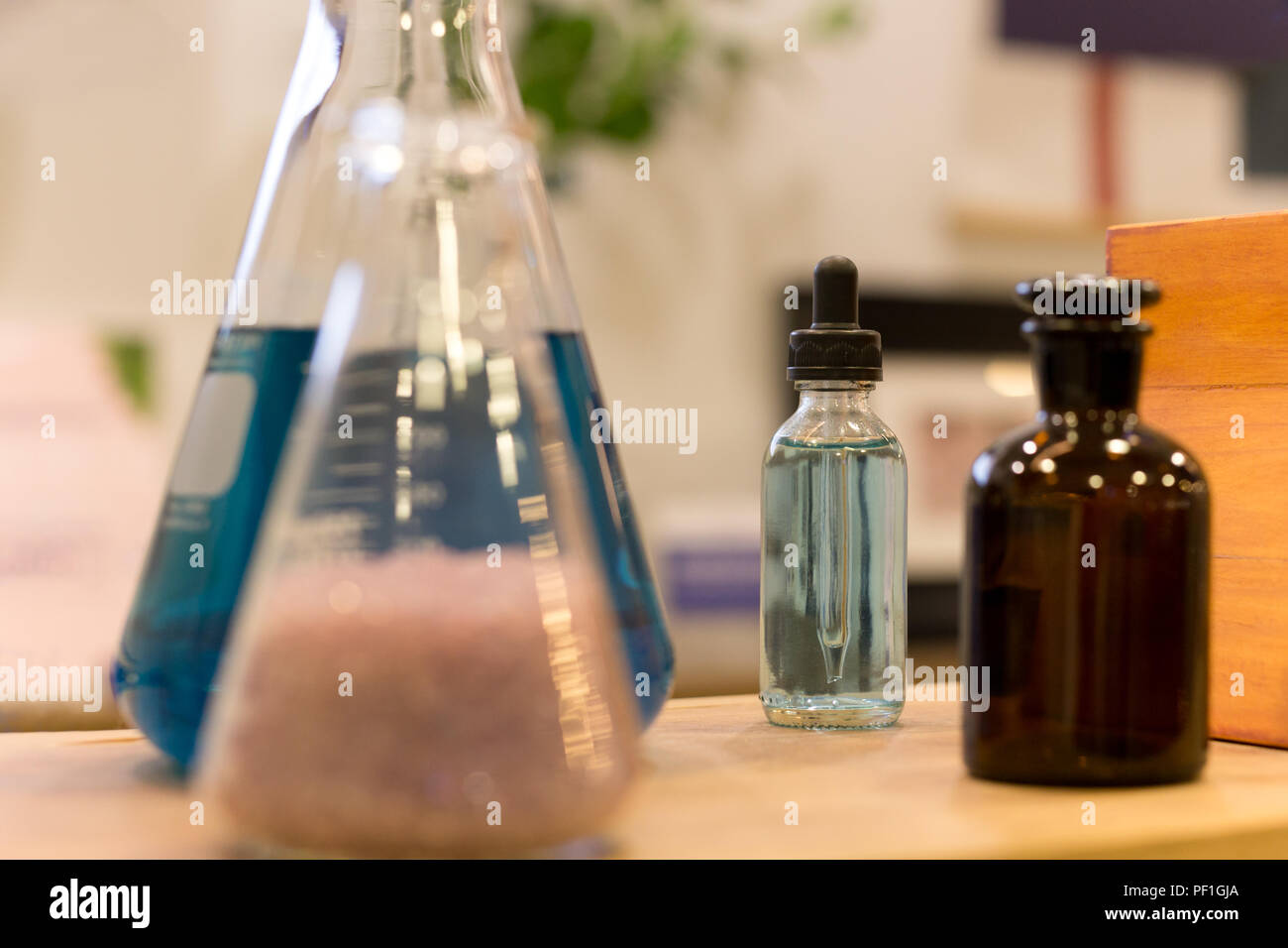 Glass science containers hi-res stock photography and images - Alamy