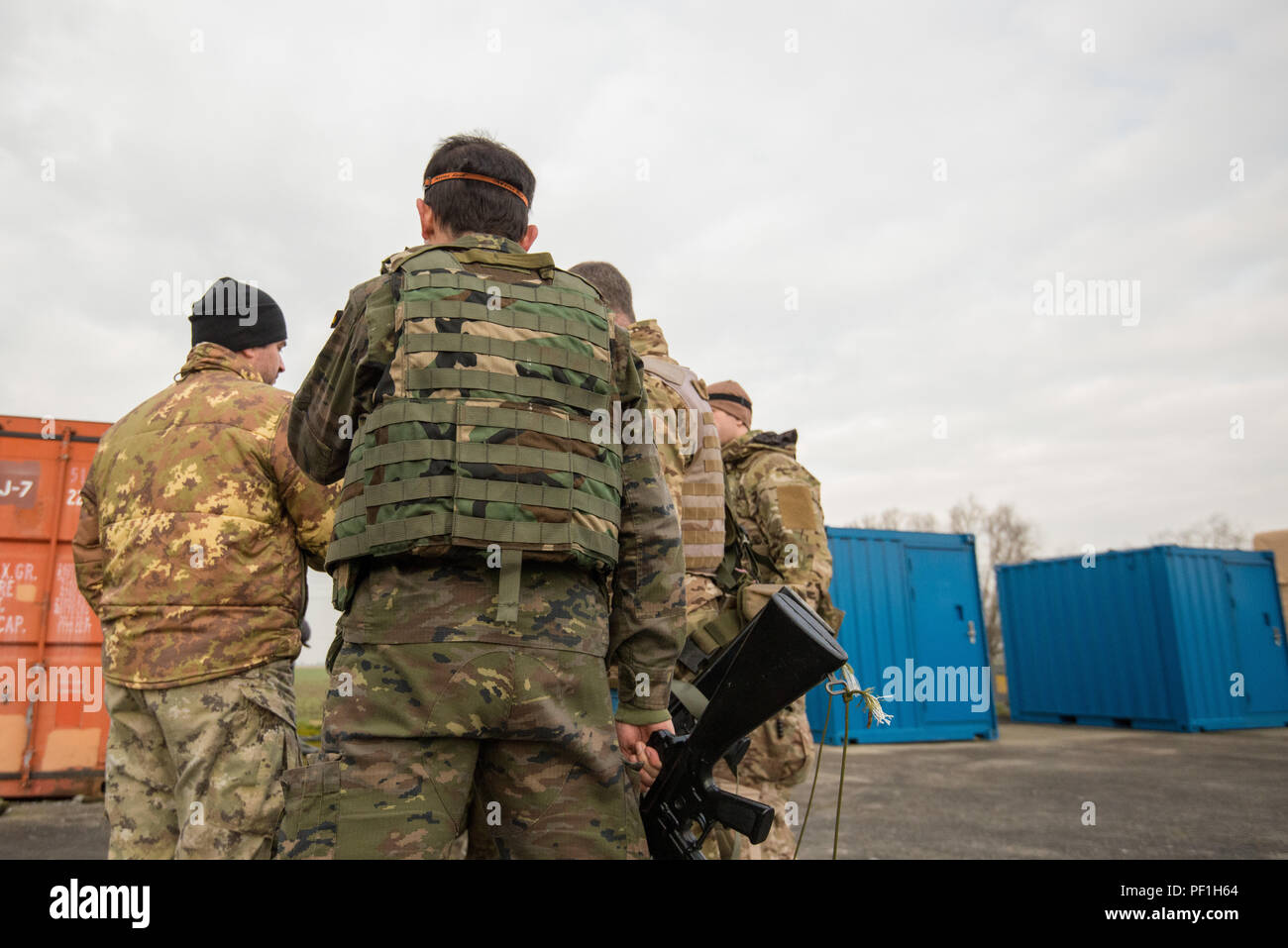 An Italian member of the cadre for the Special Operation Forces (SOF ...
